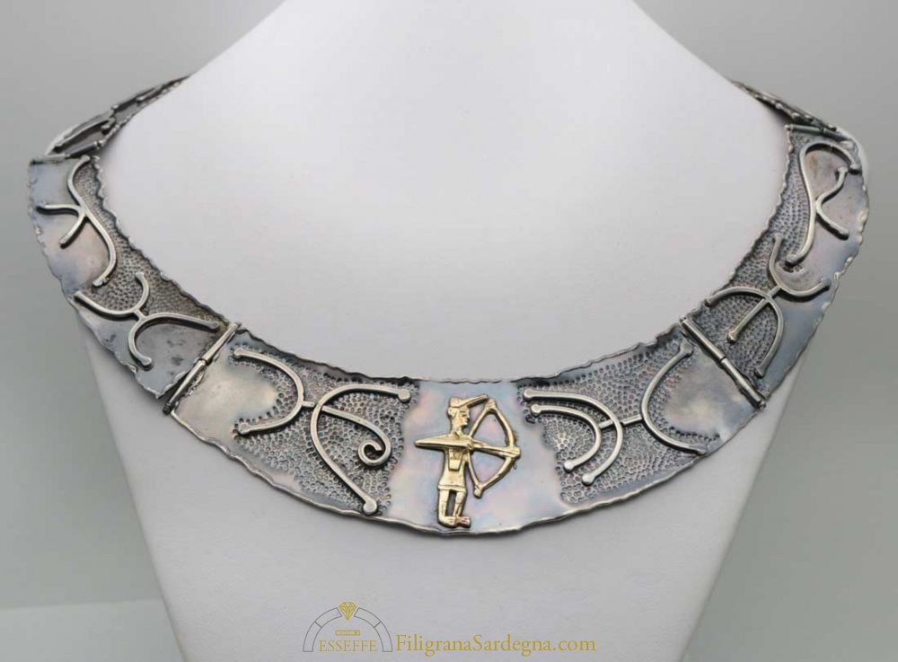 Collier rigido realizzato a sbalzo e cesello con arciere in oro ...