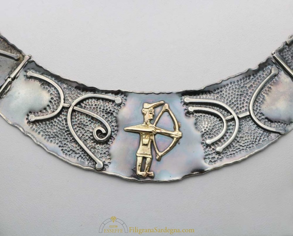 Collier rigido realizzato a sbalzo e cesello con arciere in oro ...