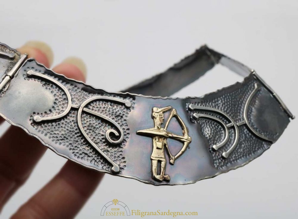 Collier rigido realizzato a sbalzo e cesello con arciere in oro ...
